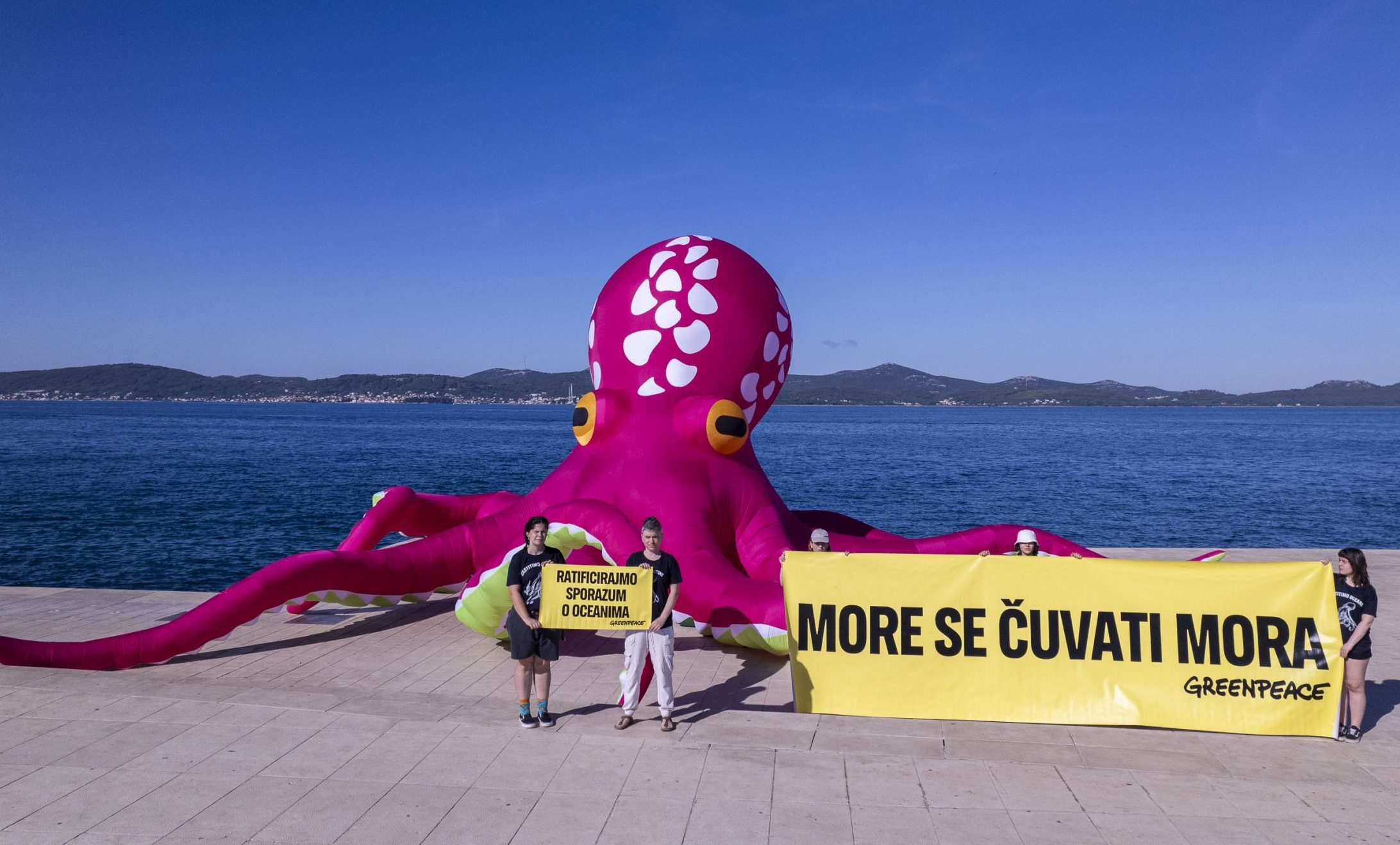 Greenpeace: Divovska hobotnica na zadarskim Morskim orguljama s porukom ...